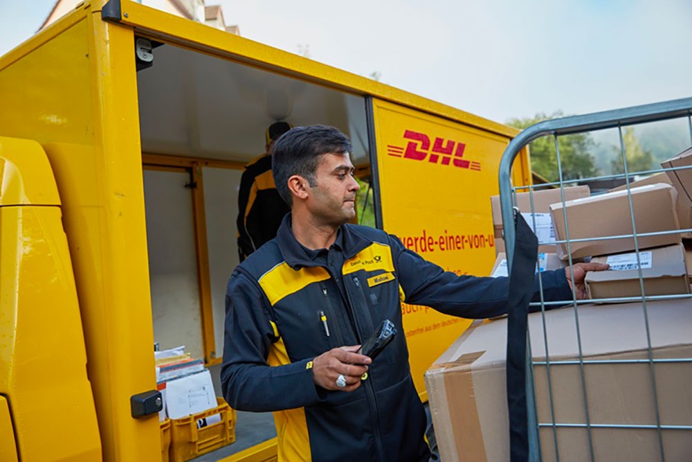 Dhl al fianco dei rifugiati: in dieci anni ha dato lavoro a 30mila di ...