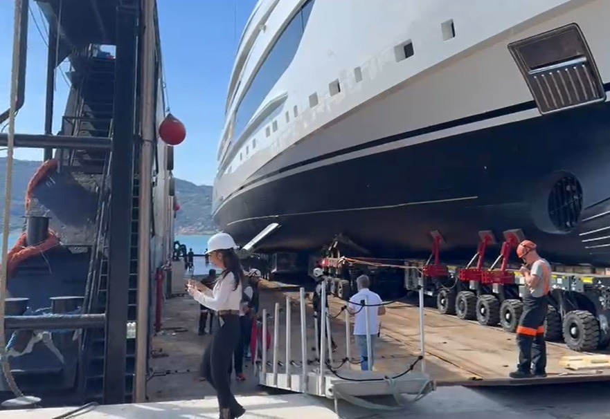 L’ “Ercolino” livornese chiamato a La Spezia per sollevare il megayacht ...